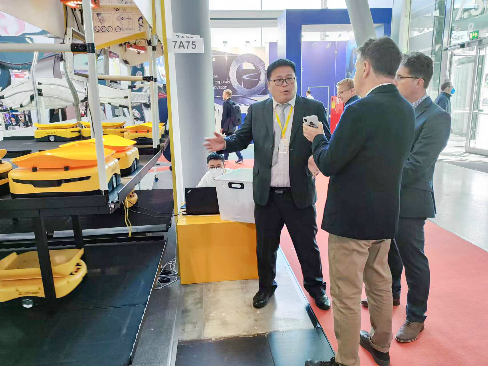 立镖机器人 - 智能分拣机器人 柔性智能分拣解决方案